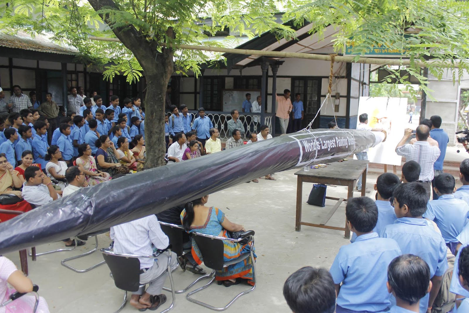 Sujit Das World s Largest Paint Brush By Indian Artist Sujit Das sujit-das-world-s-largest-paint-brush-by-indian-artist-sujit-das