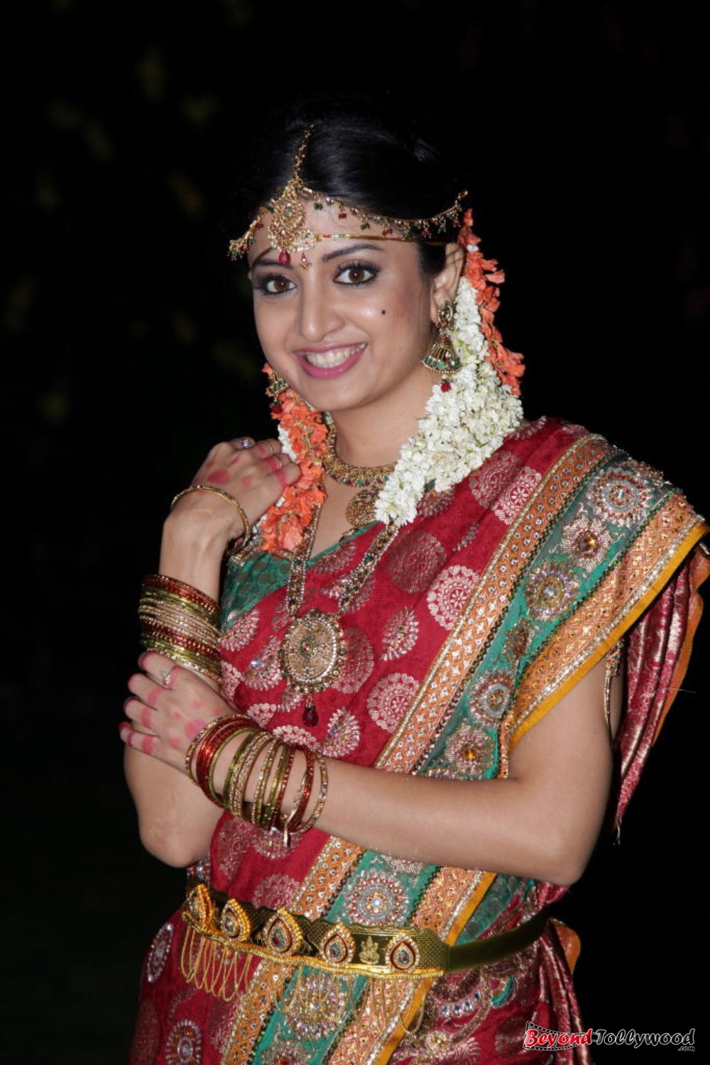 tollyimg: Poonam Kaur In Saree Stills at Aadu Magaadra Bujji Logo Launch