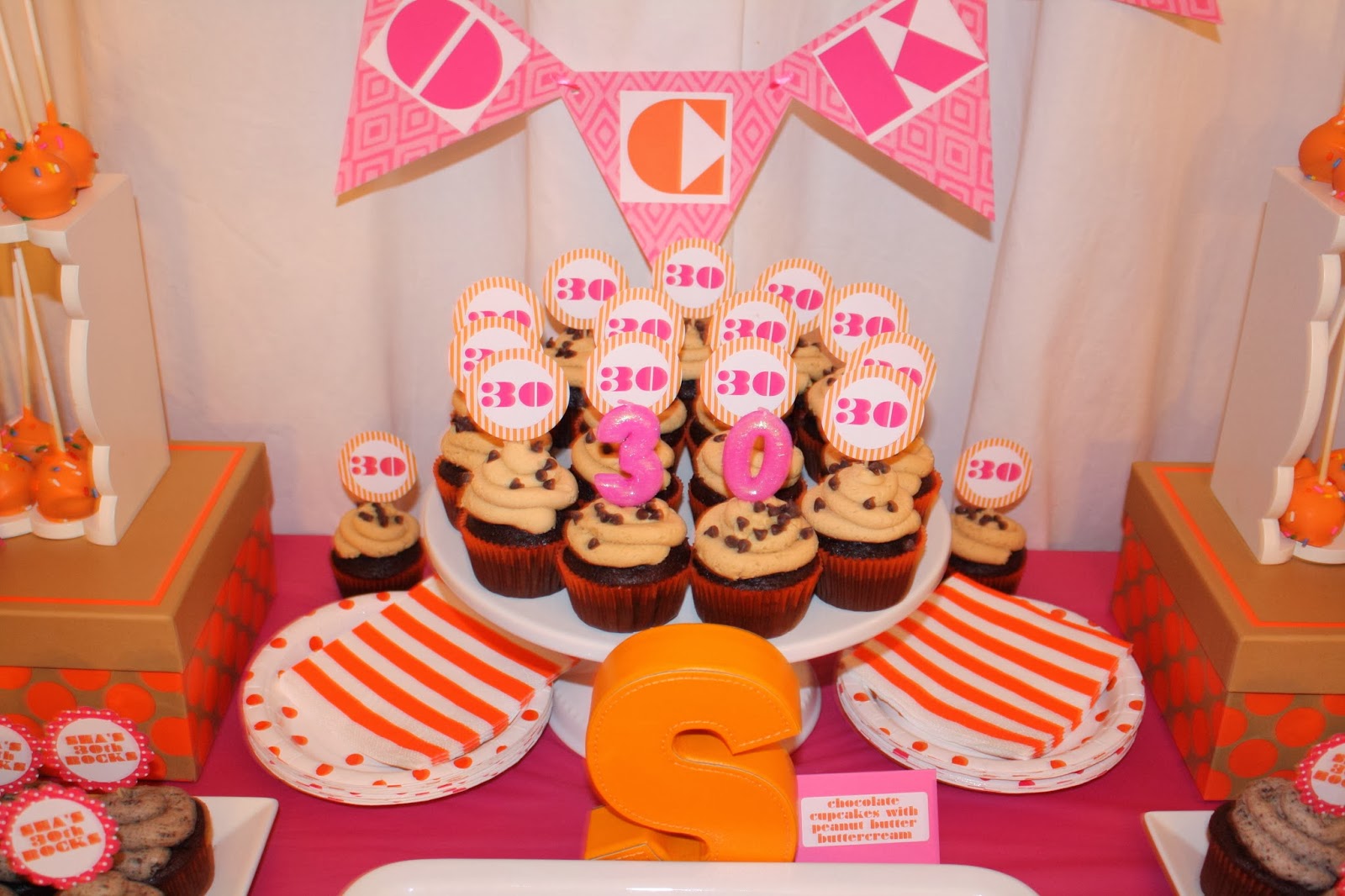 Kake: Pink & Orange 30th Birthday Party