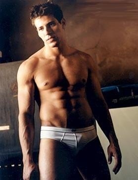 GAY MANS PLEASURE: LEANDRO BECKER SHOWS COCK