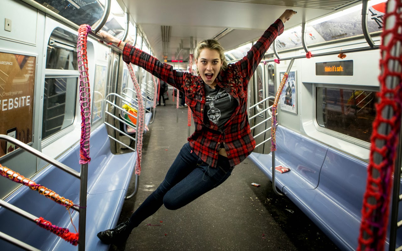 Tem Vida Nas Ruas: Veja a artista London Kaye fazendo Yarn Bomb no L train