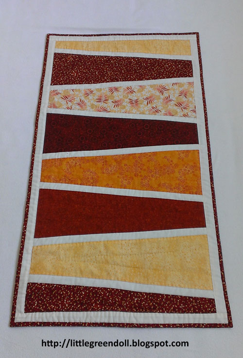 Little Green Doll: Patrón del camino de mesa / Table Runner Pattern