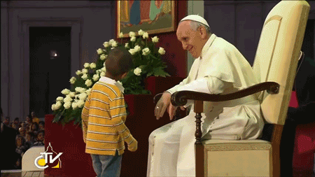 | Connoisseur: Pope Francis’ cutest fan rushes to stage for a hug