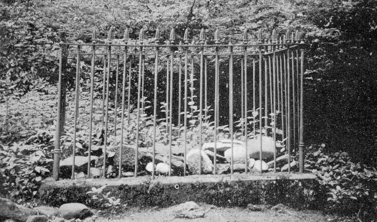 Tour Scotland: Old Photograph Bessy Bell and Mary Gray Grave Almondbank ...