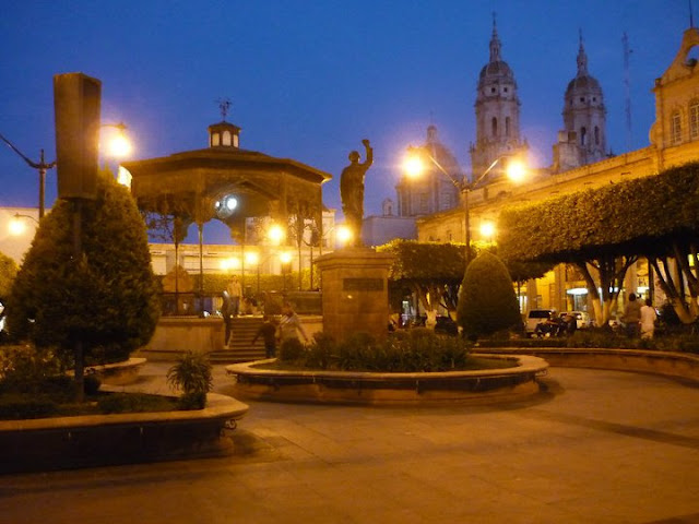 Jaime Ramos Méndez: Vista nocturna de la Plaza Principal de Sahuayo ...