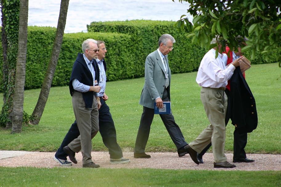 Pas-FermiamoLeBanche: Quando la pirlamide invitò Monti e Draghi