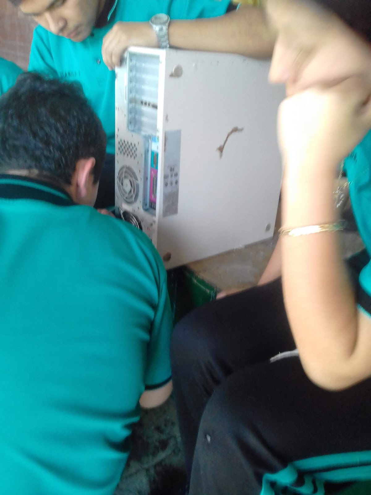 Desensamble de PC de escritorio ~ Escuela y café Montecristo, Planeación de tecnología e ...