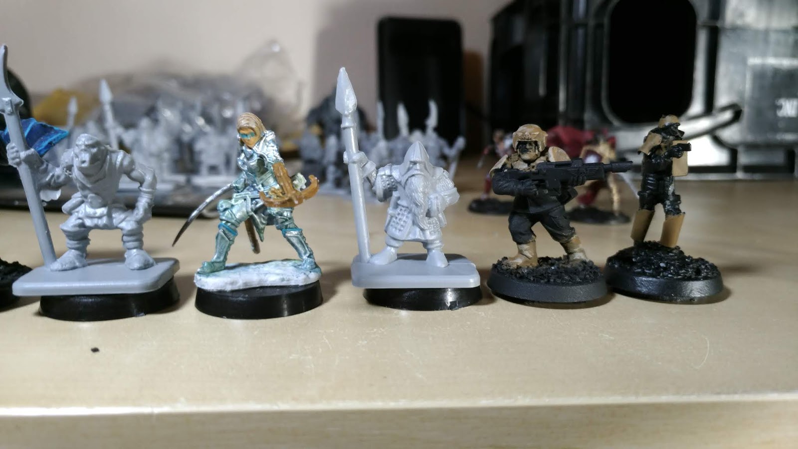 em4 Minatures Compared to WizKids D&D and Warhammer 40k Miniatures