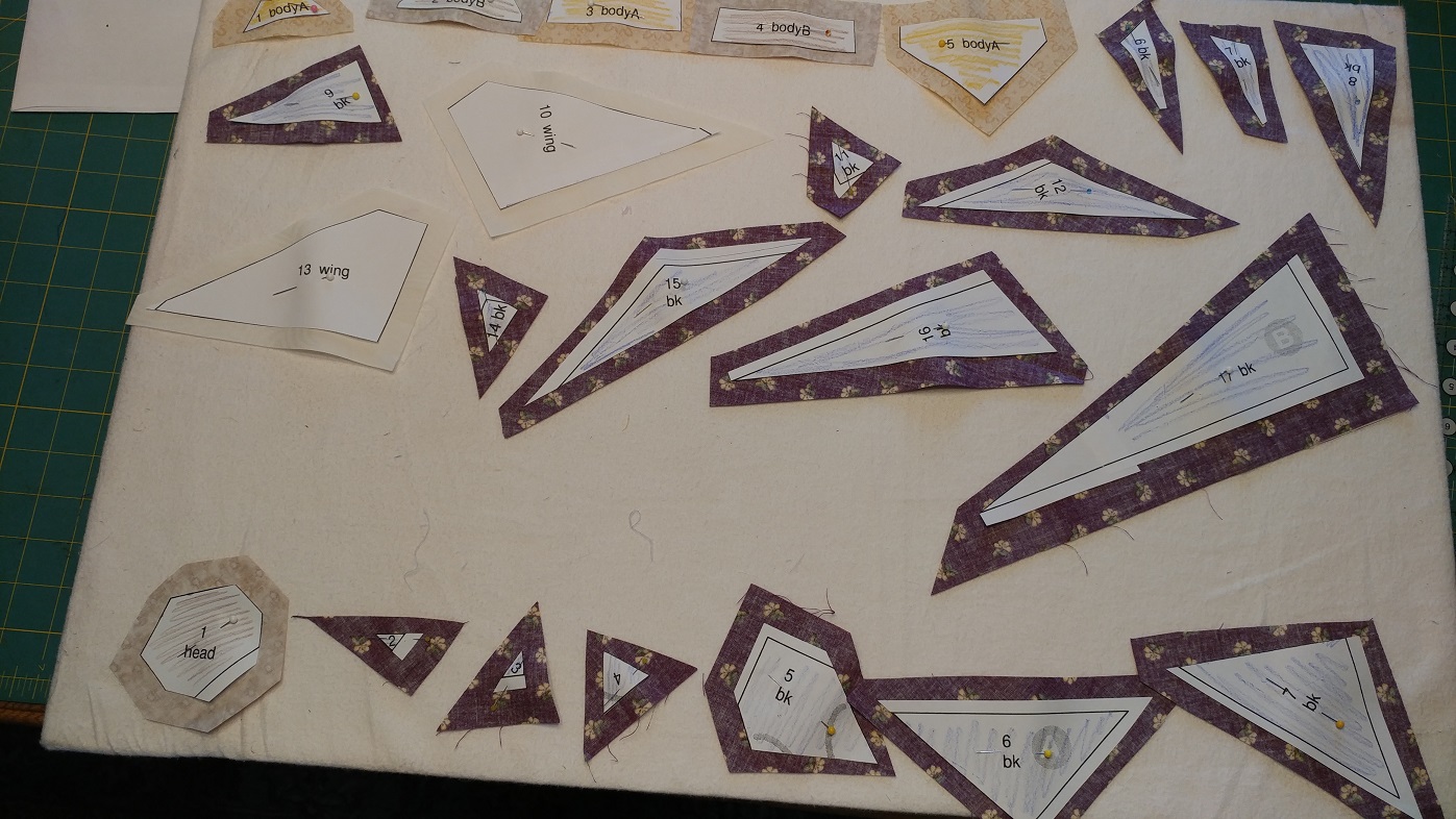 The Life of Riley: Gridster Bee: Paper Pieced Honey Bee Block Instructions