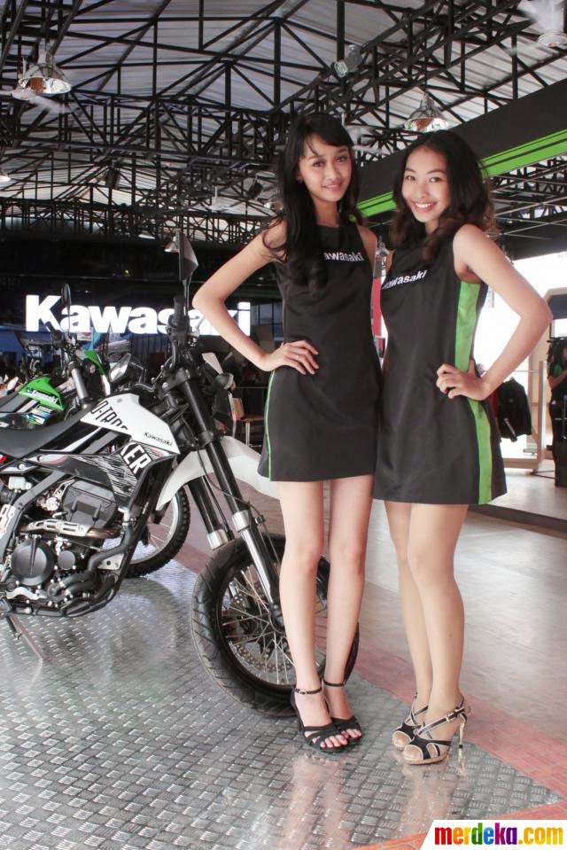 Penampilan SPG Cantik, Ramah dan Seksi di PRJ 2014