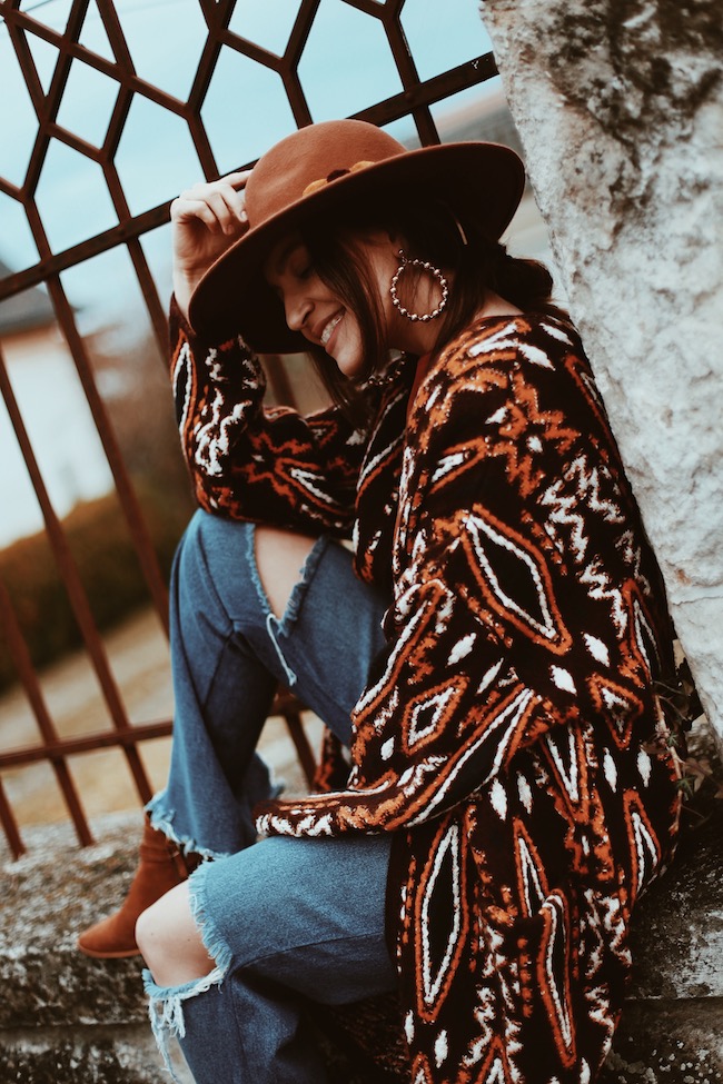 Jeansii evazati intr-o tinuta boho chic | Sandra Bendre