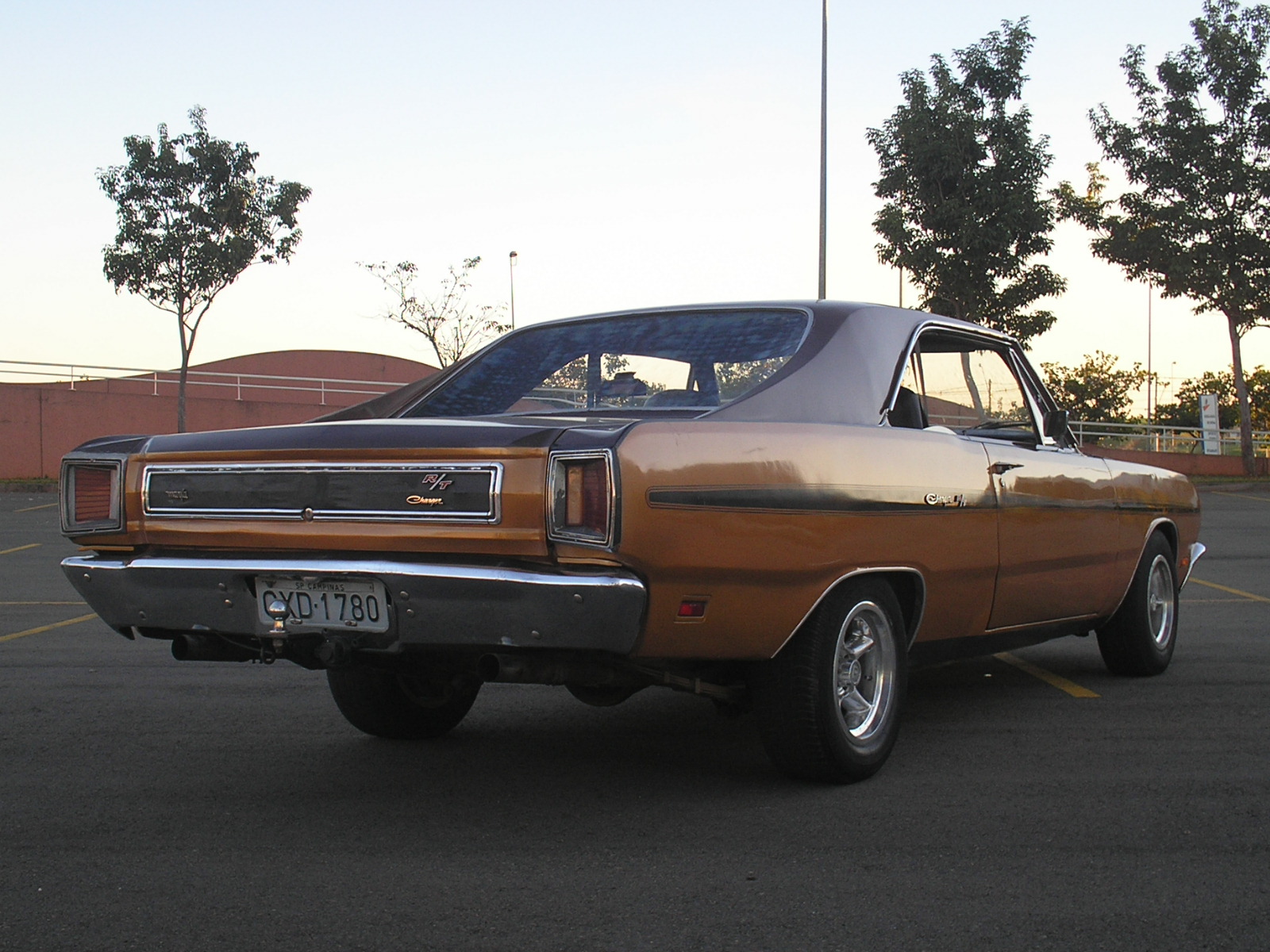 laikcars: DODGE CHARGER RT 1975