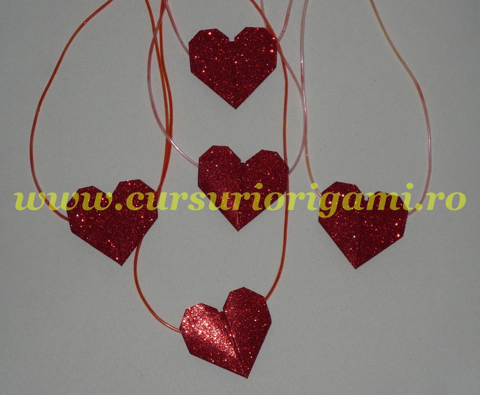 Cursuri Origami: Inimioare pe „sârmă”