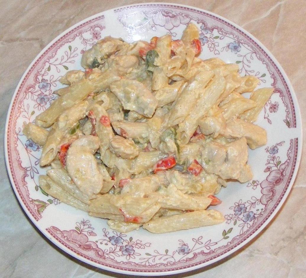 Paste cu piept de pui in sos alb de smantana | Preparatedevis.ro