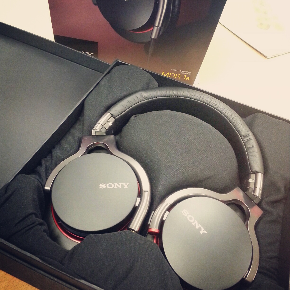 Sony Headphones MDR-1R: Review Against MDR-Z1000
