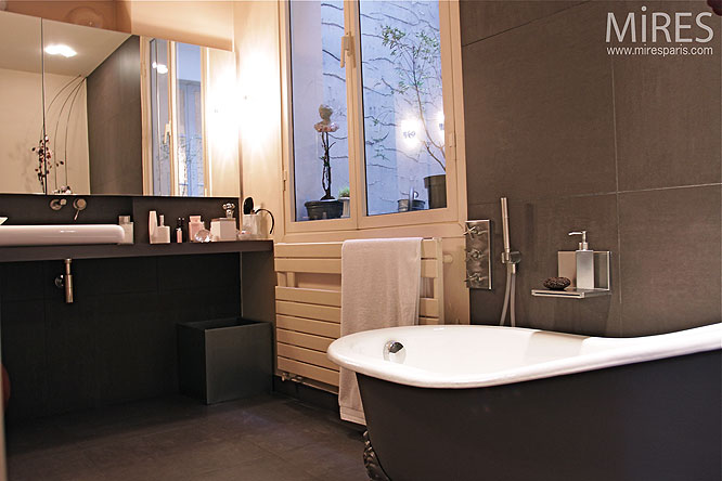 Casa si gradina: Baie cu faianta neagra