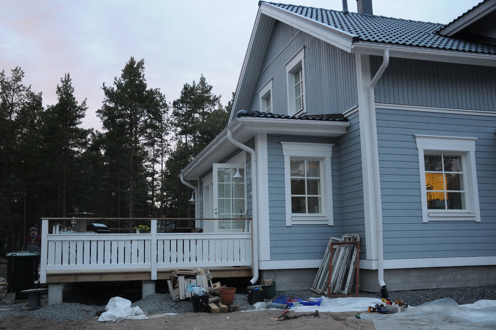 VillaRoosa: Terassi sai kaiteet