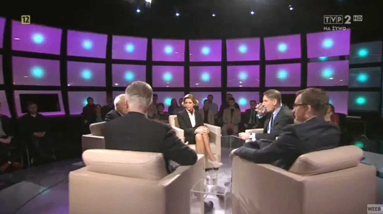 TVGIRLS: JOANNA MUCHA W CZARNEJ ULTRA MINI SPÓDNICZCE I W BIAŁYCH SZPILKACH