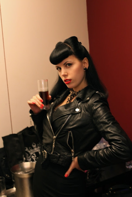 Leather Beauty: Music Post-Messer Chups