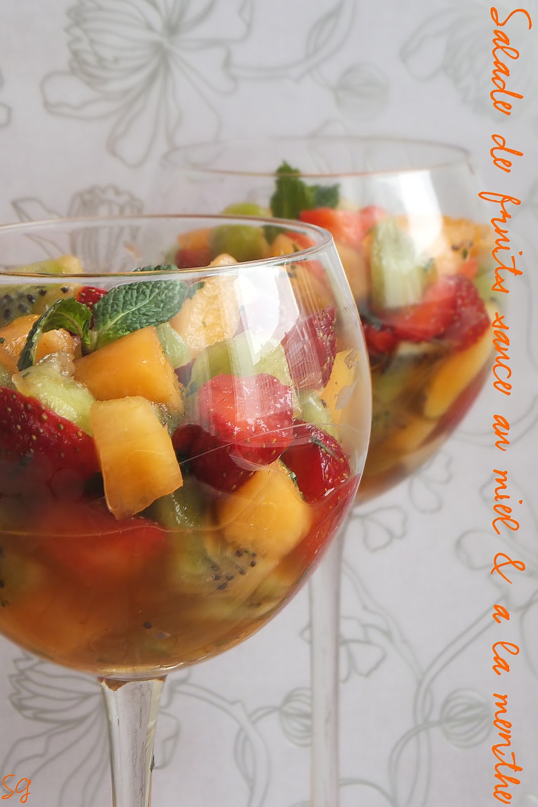 Suite Gourmande: Salade de fruits sauce au miel et à la menthe