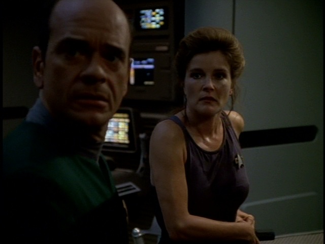 Star Trek: Voyager (1995 - 2001) - Random Musings: 3-12. Macrocosm.