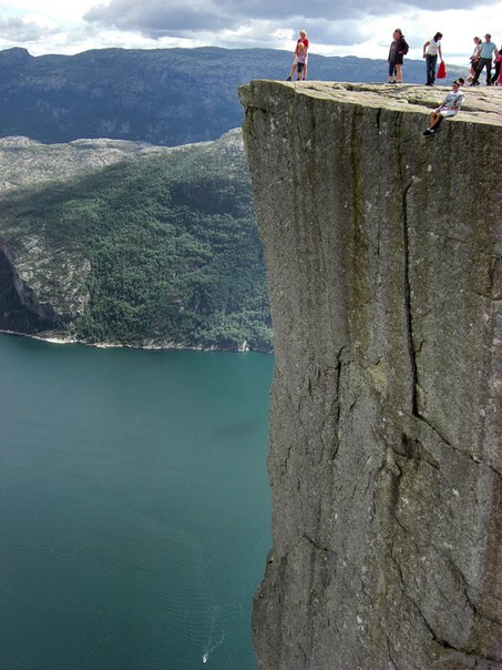 Stunning Photos: Preikestolen - a giant cliff with a height of 604 m ...