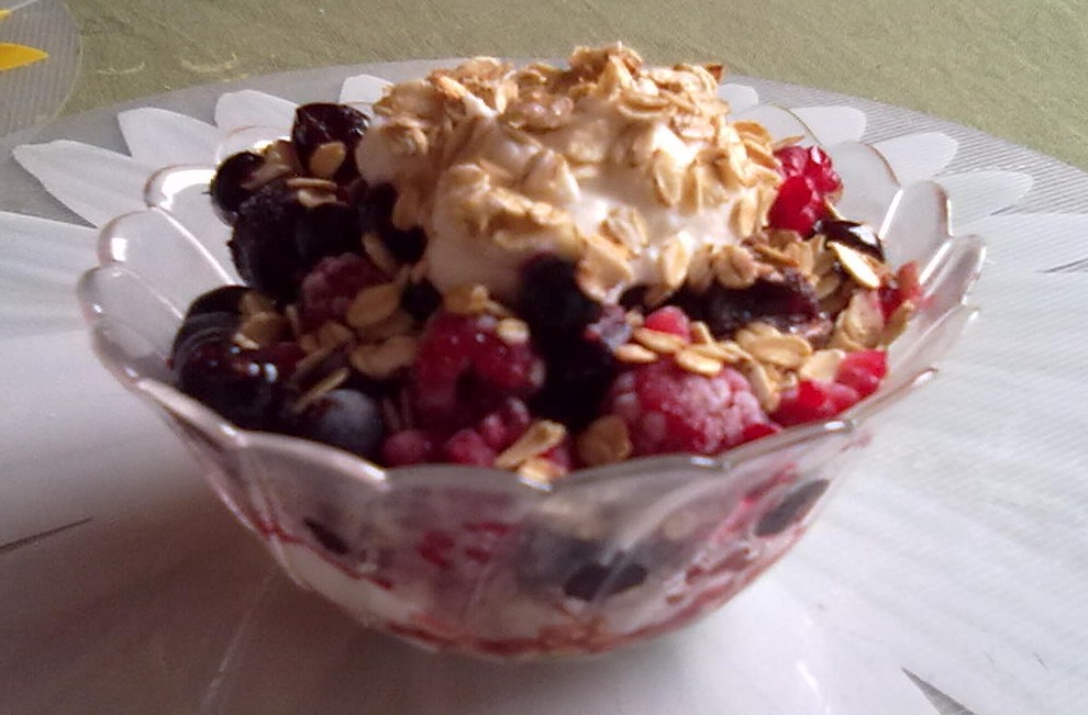 Sille toidublog: Kihiline magustoit ricotta, kaerahelveste ja marjadega