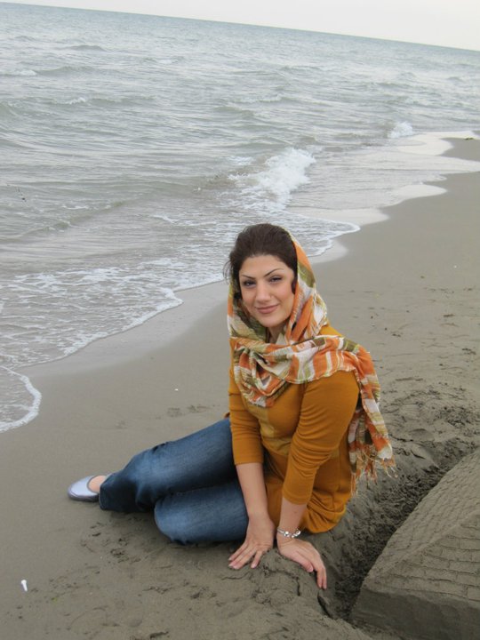 ARAB NAR: Yemini girl at cairo beach