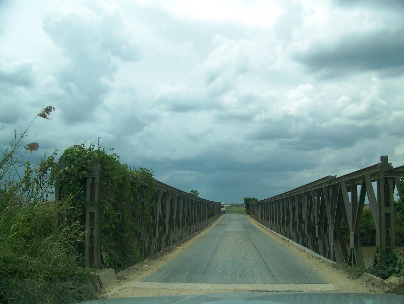 T-E-M-B-E-A Tanzania: Bagamoyo - Msata: Daraja la mto Ruvu