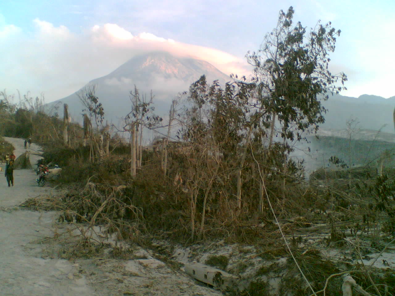 Kisah Kisah Lereng Merapi: perjalanan erupsi merapi 2010