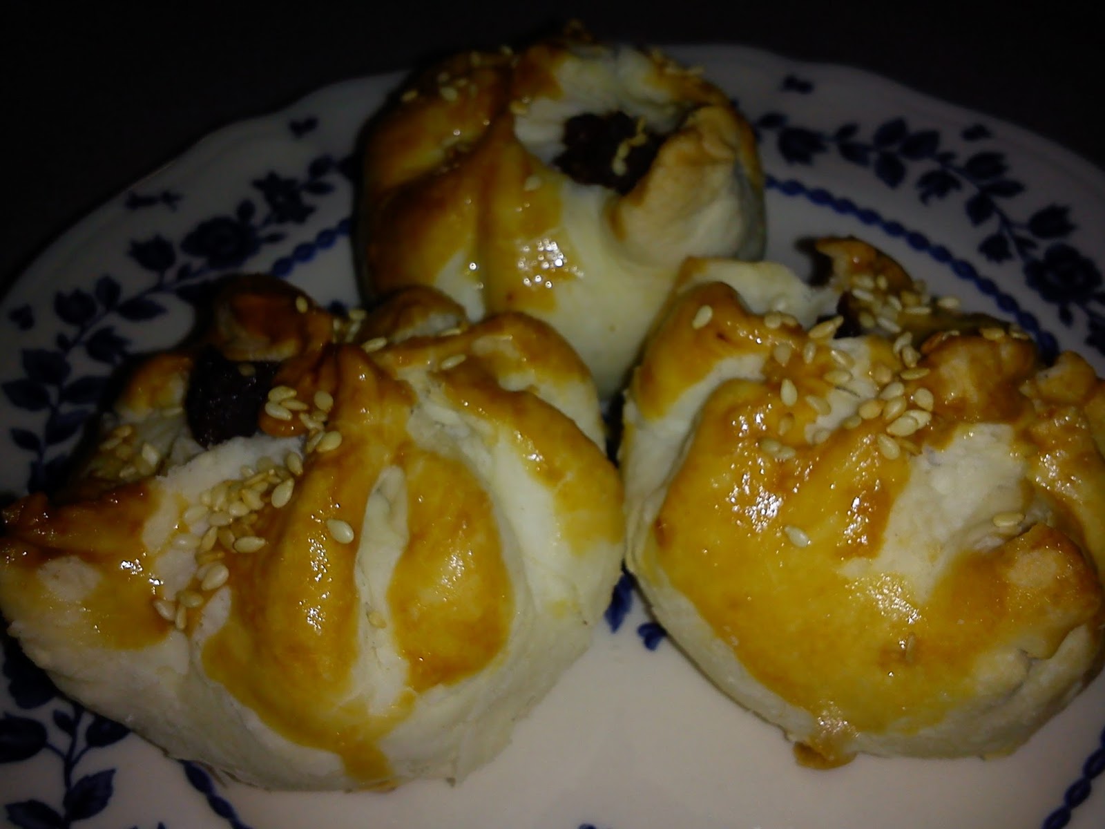 Cooking Pleasure: BARBECUE CHICKEN PASTRY [CHICKEN SIEW PAU]