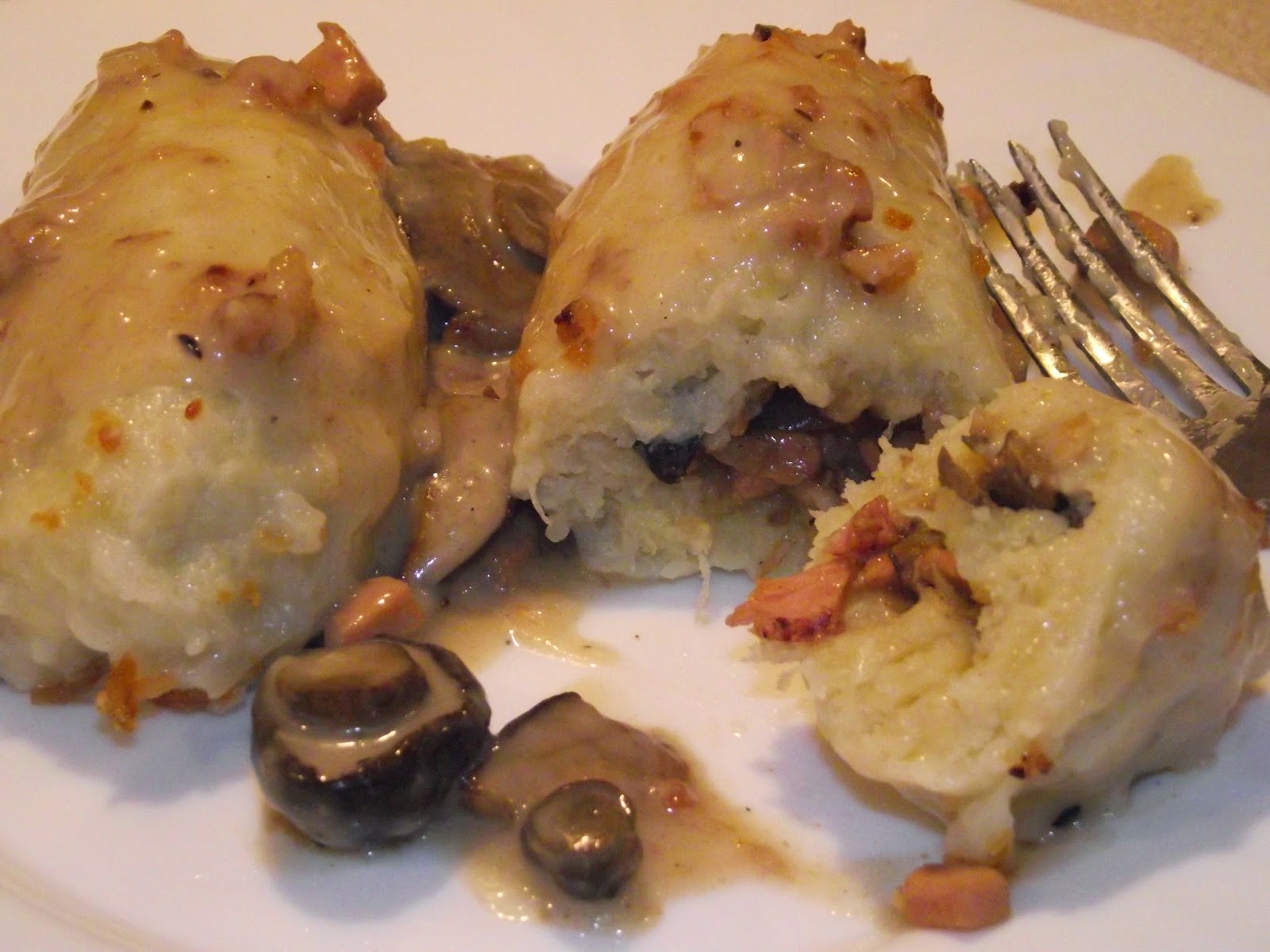 Kartacze (cepeliny) w sosie ze świeżych grzybów leśnych.