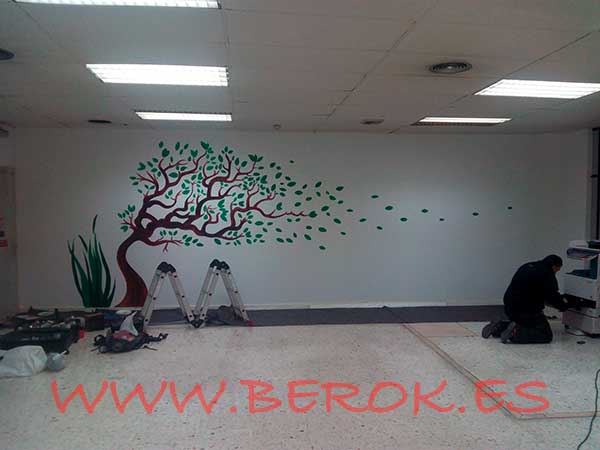 Árboles pintados en la pared
