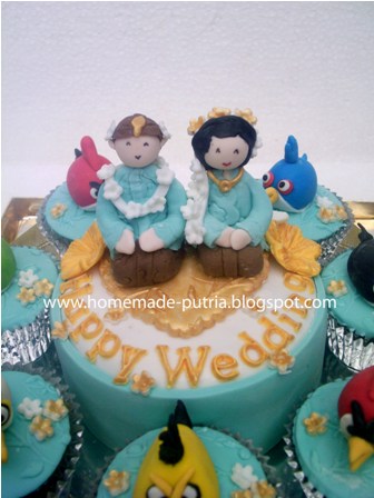 [Order] Javanese Bride Mini Cake & Angry Birds Cupcake Set From Pak ...