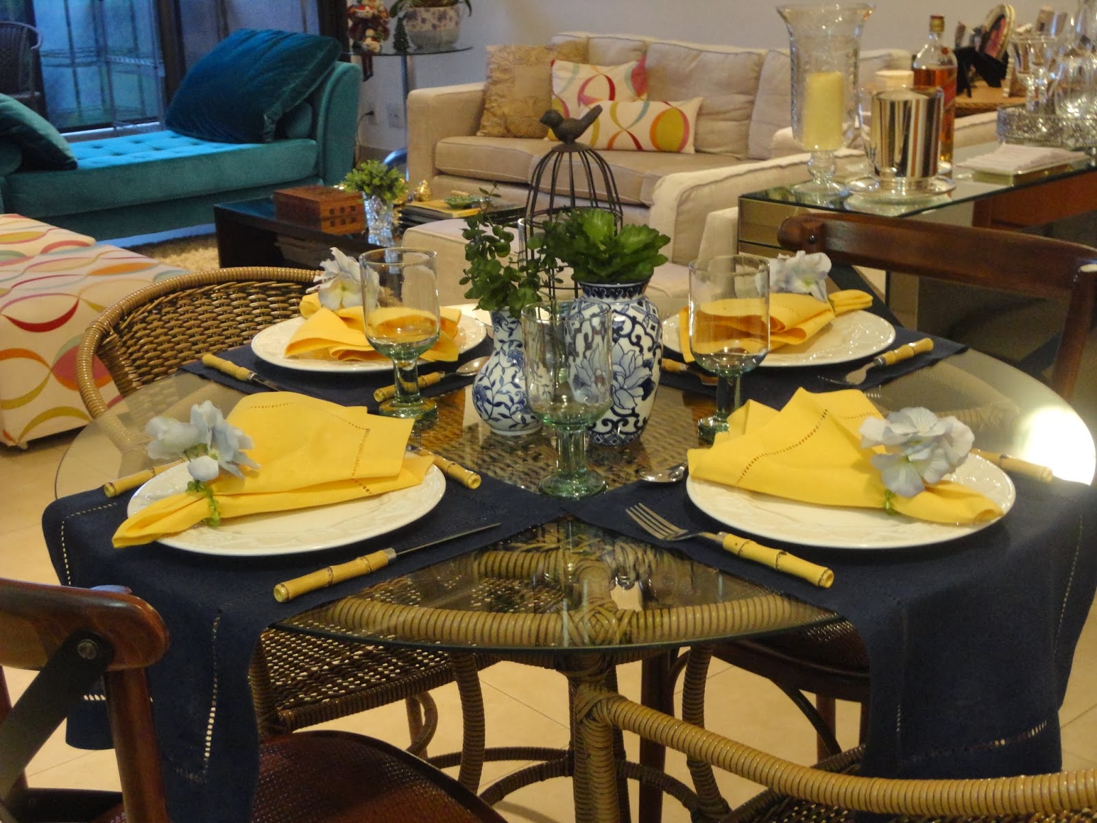 Festejar é tudo de bom!: Mesa posta... Azul e amarelo.