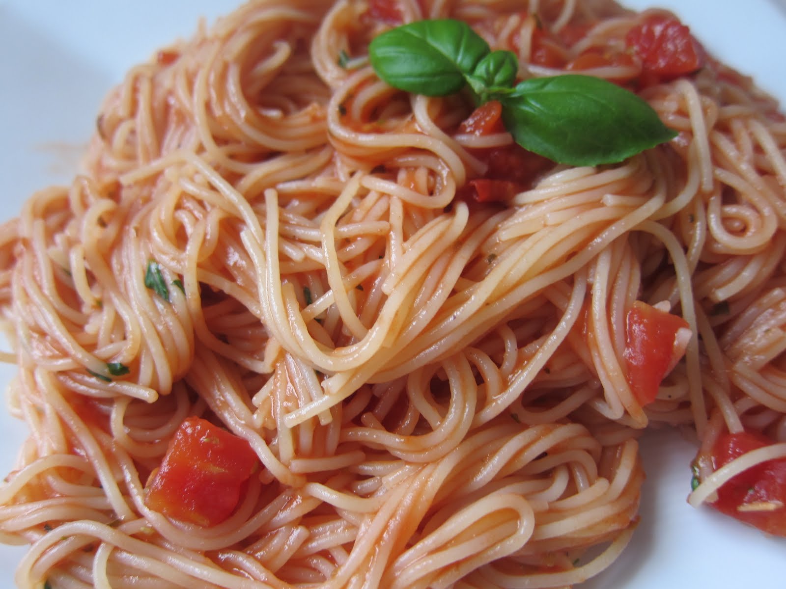 WholeFoodVegan: Angel Hair Pasta with Fresh Basil Tomato Sauce
