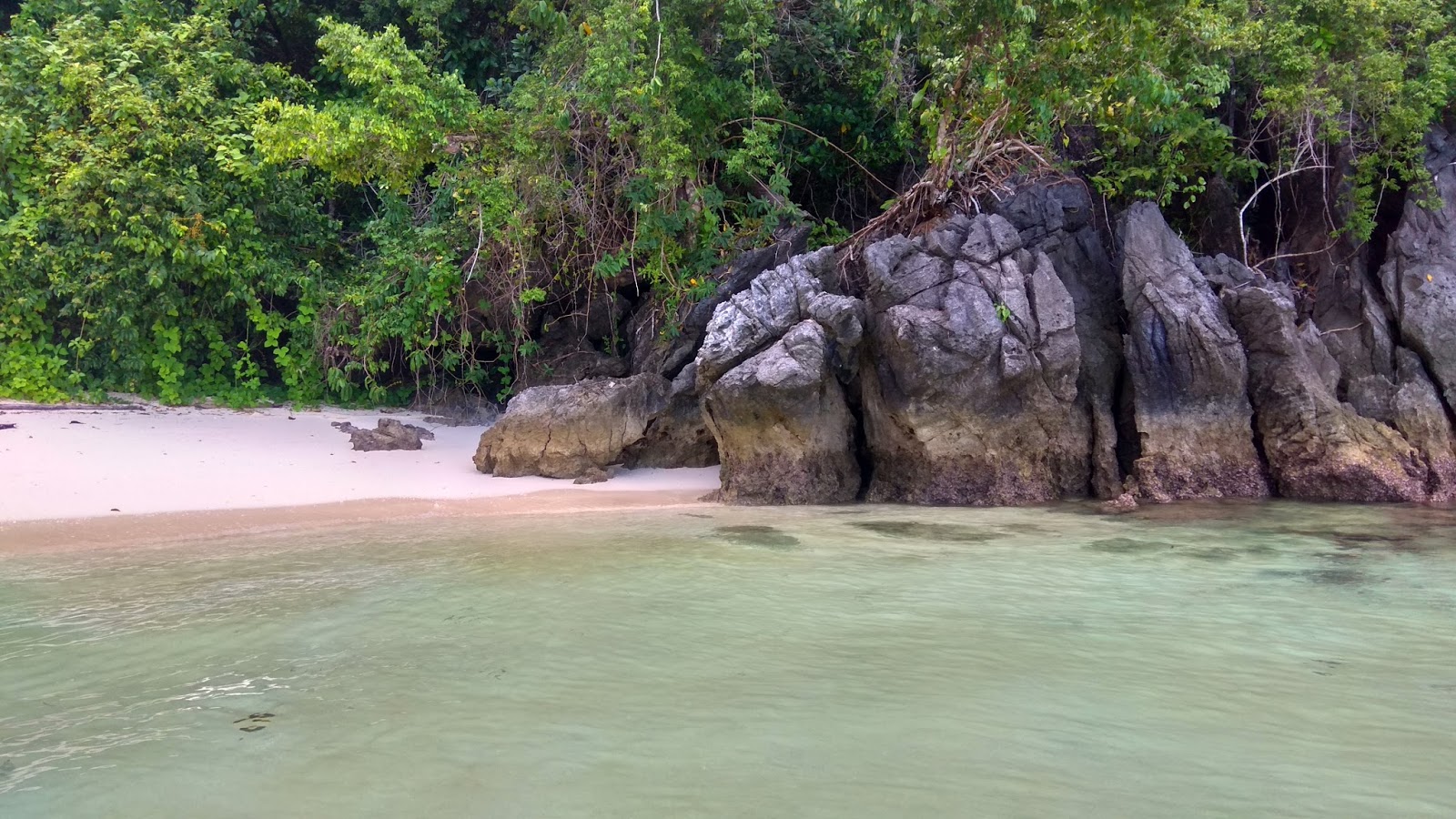 Never Ending Beauty of Sombori-Labengki Part II: Blue Lagoon dan Pantai ...