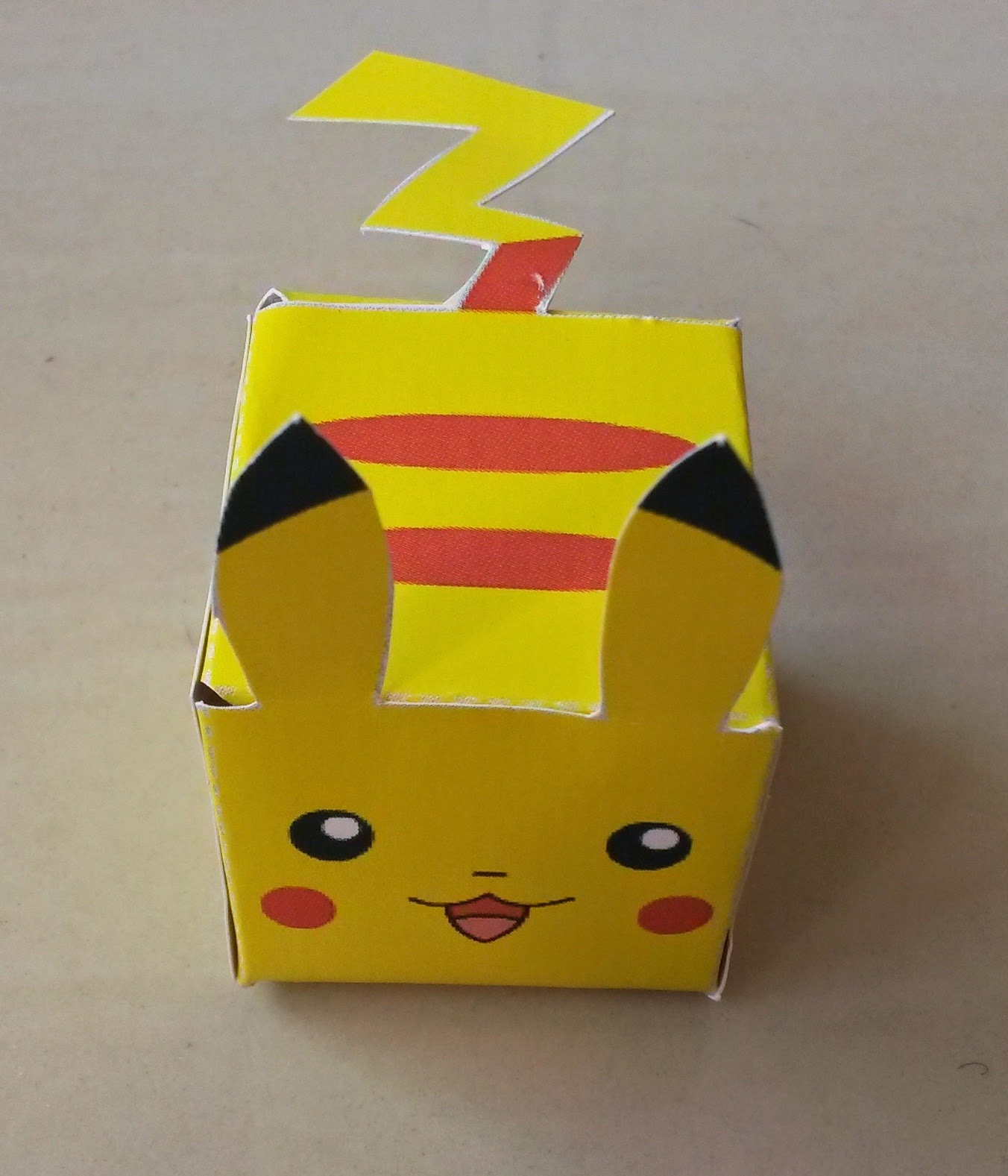 Glitter Rosa: Paper Toy Pikachu