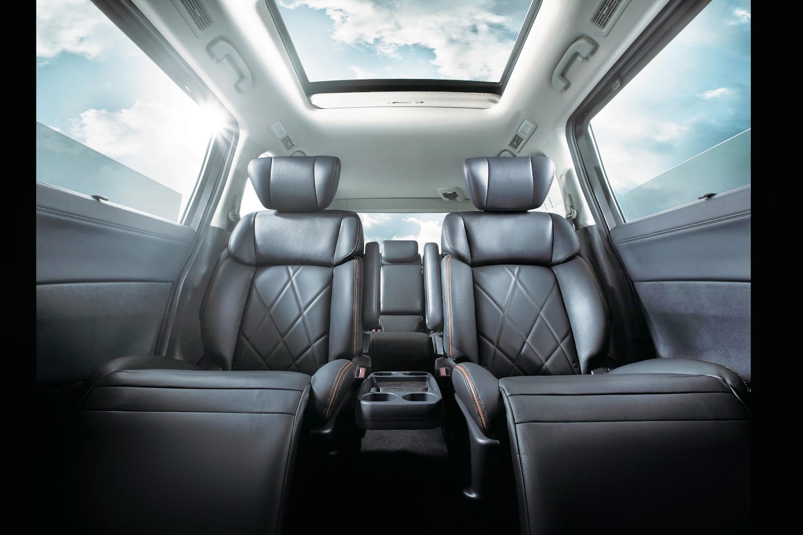 脫韁馬 之 廄: 【新車！】Nissan Elgrand上市。有市場，就有競爭。（廢話。被巴）