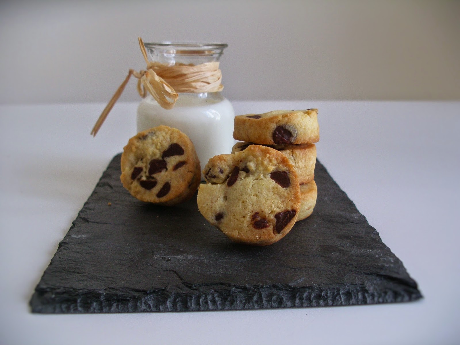 KITCHEN IN THE SAND: Chocolate chip sablè cookies