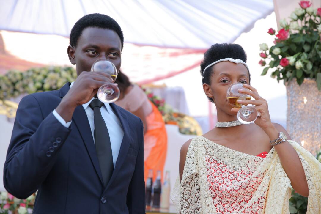 Umunyamakuru Kwizera Emmanuel na Uwiduhaye Diane bari mu kwezi kwa buki i Rubavu Serena Hotel ~ Heza