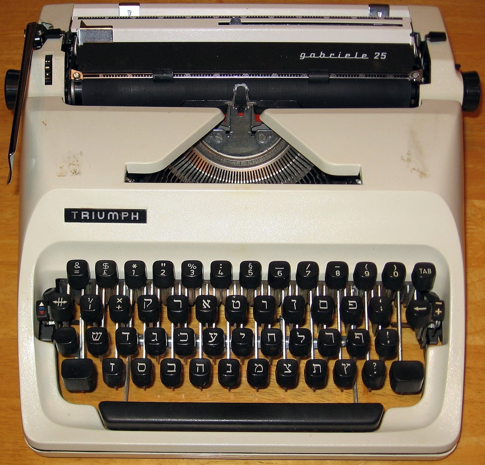 oz.Typewriter: Spot the Difference: The Adler Royal Typewriter