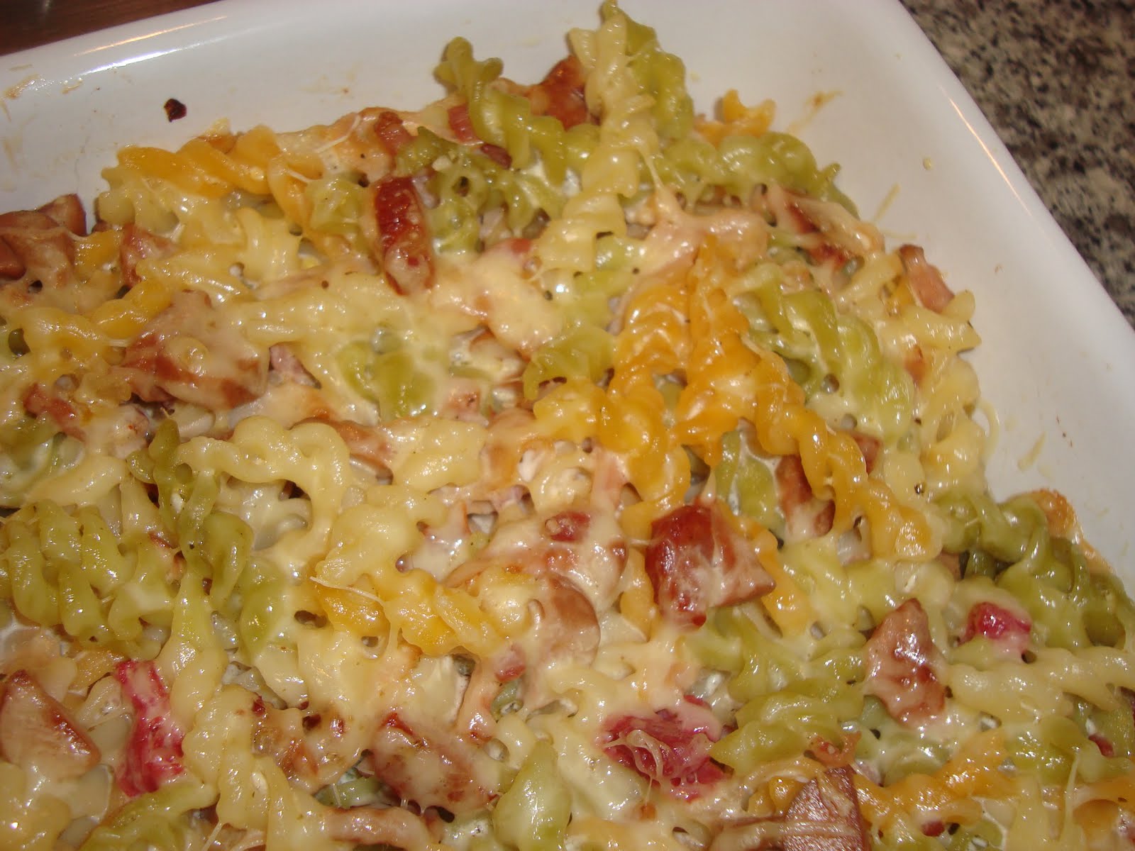 Bons Petiscos: Gratinado de massa fusilli tricolor com carnes e molho ...