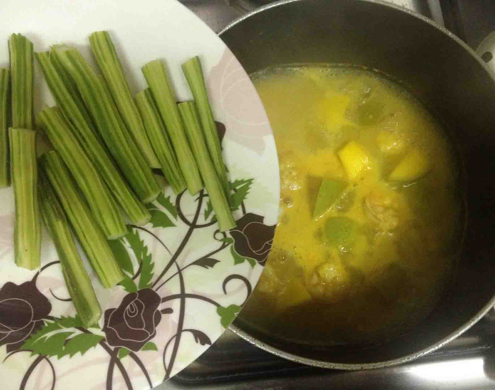 CHEMMEEN MURINGAKKA MANGA CURRY - PRAWN DRUMSTICK AND RAW MANGO CURRY