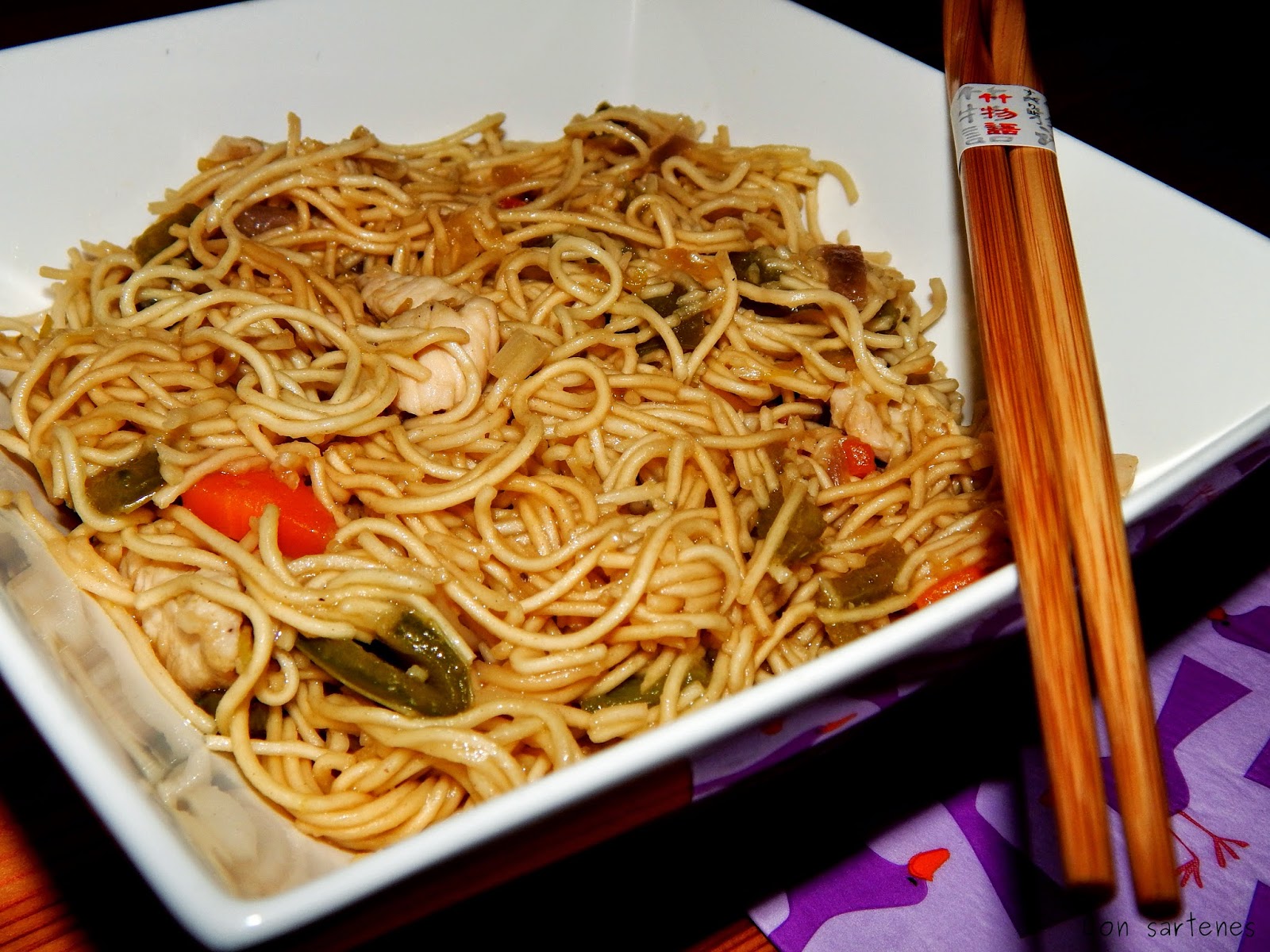 CON SARTENES Y A LO LOCO: Noodles con pollo y verduras {Fideos chinos}