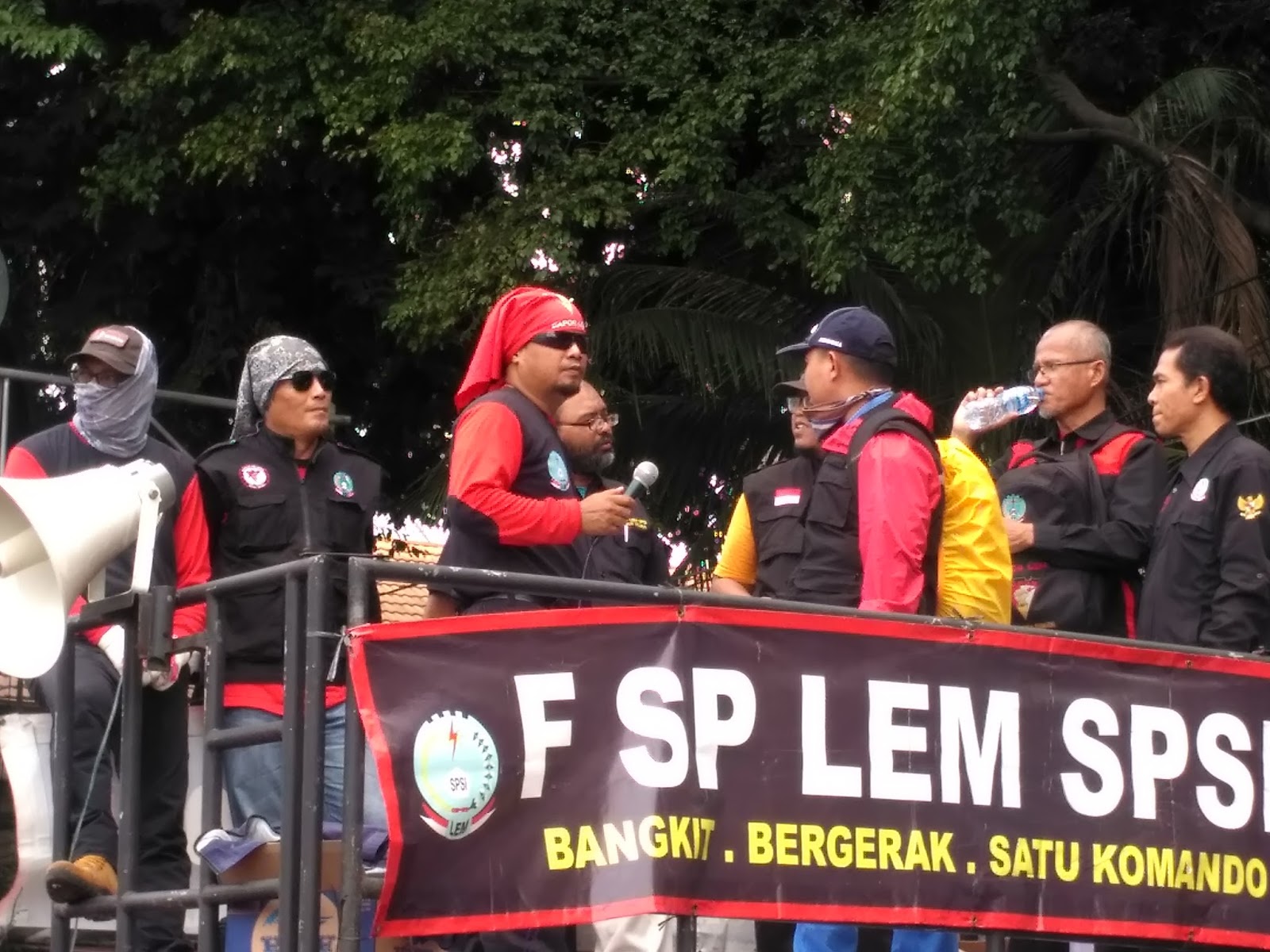 RAYAKAN HARI JADINYA DENGAN TURUN KE JALAN ~ MEDIA FSP LEM SPSI