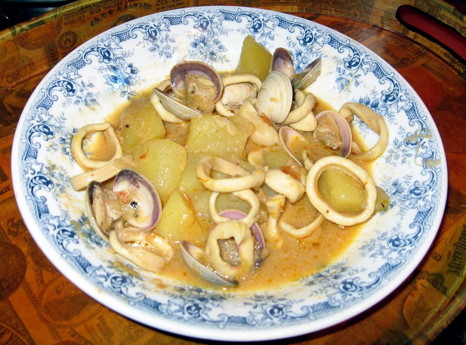 SIN 4 (que ya son 5,6,7...): Pota con patatas y almejas en salsa de ...