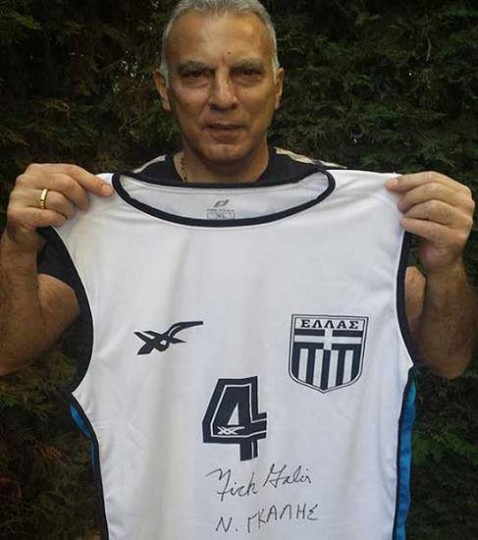 ΙΣΤΟΡΙΚΗ ΦΑΝΕΛΑ: ΣΕ ΔΗΜΟΠΡΑΣΙΑ Η ΜΠΛΟΥΖΑ ΤΟΥ ΓΚΑΛΗ... ΜΕ ΑΥΤΗ ΣΗΚΩΣΕ ...