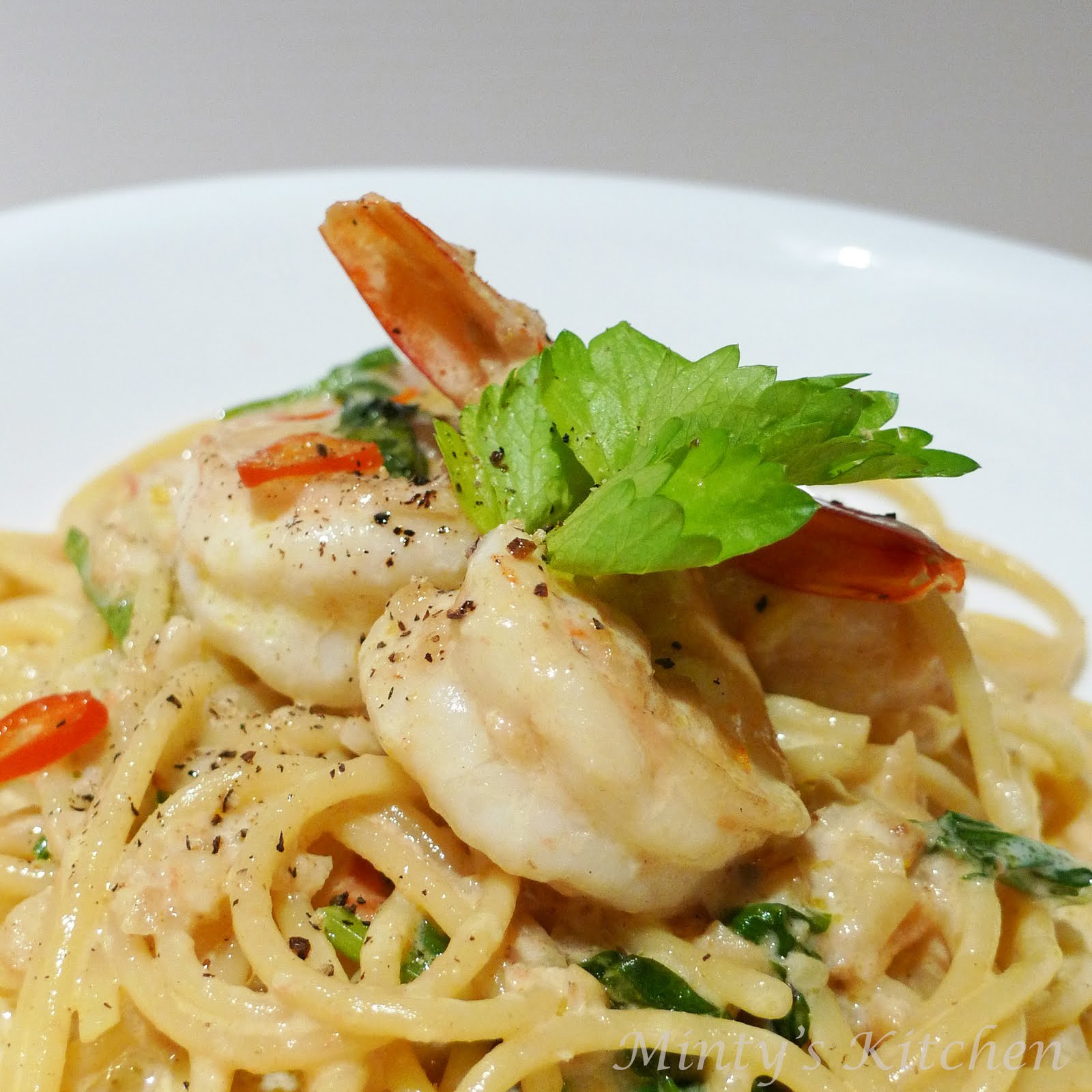 Minty's Kitchen: Spaghetti With Creamy Garlic Prawns