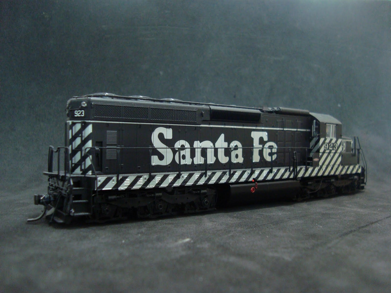 SFTRENS Ferromodelismo HO DCC: Locomotiva EMD SD24 ATSF 923 ZEBRA ...